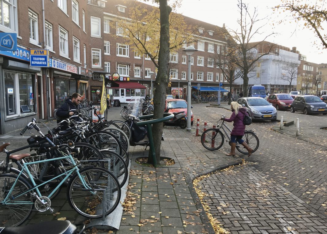 Parkeerplekken en ventweg Bos en Lommerweg verdwijnen - Nieuws - De ...