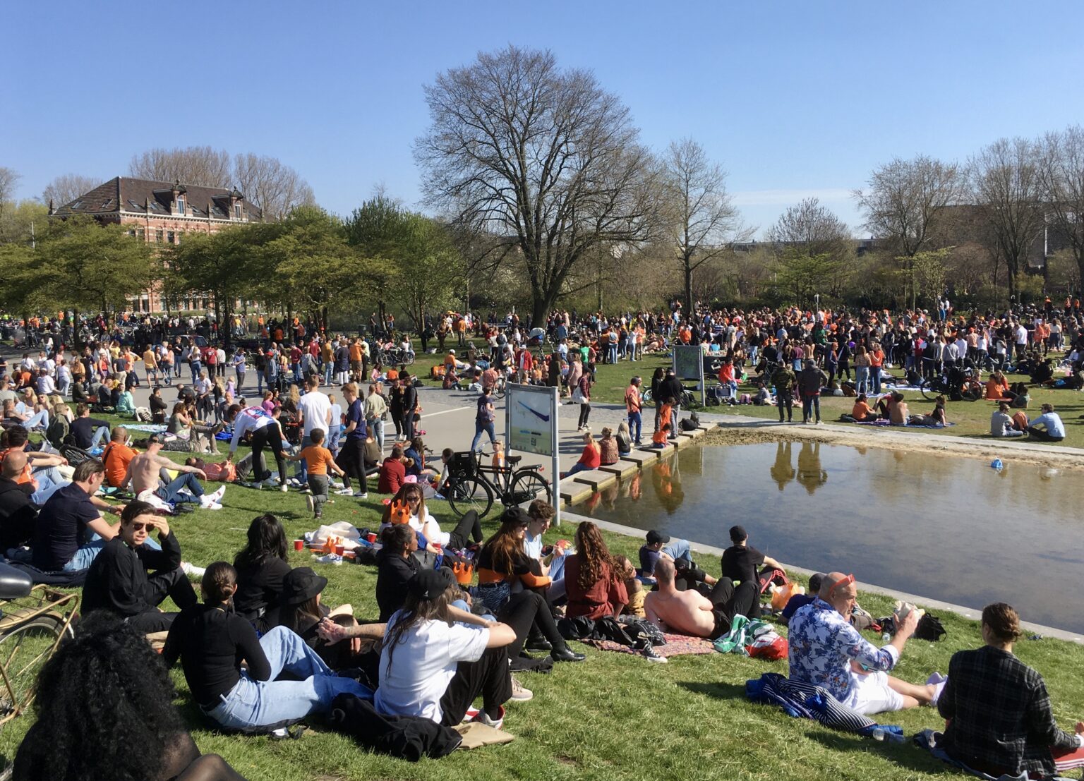 Westerpark zeer druk, gemeente roept op niet meer te komen - Nieuws ...