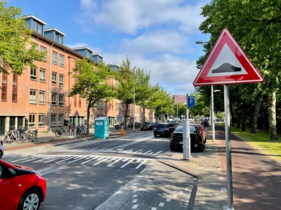 Proef met verkeersdrempel en 30 km/u Willem de Zwijgerlaan - Nieuws - De Westkrant