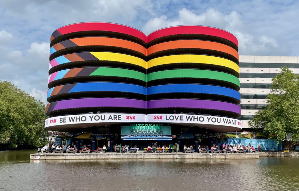 Enorme Progress Pride vlag bij start Queer & Pride Amsterdam - Buurtleven - De Westkrant