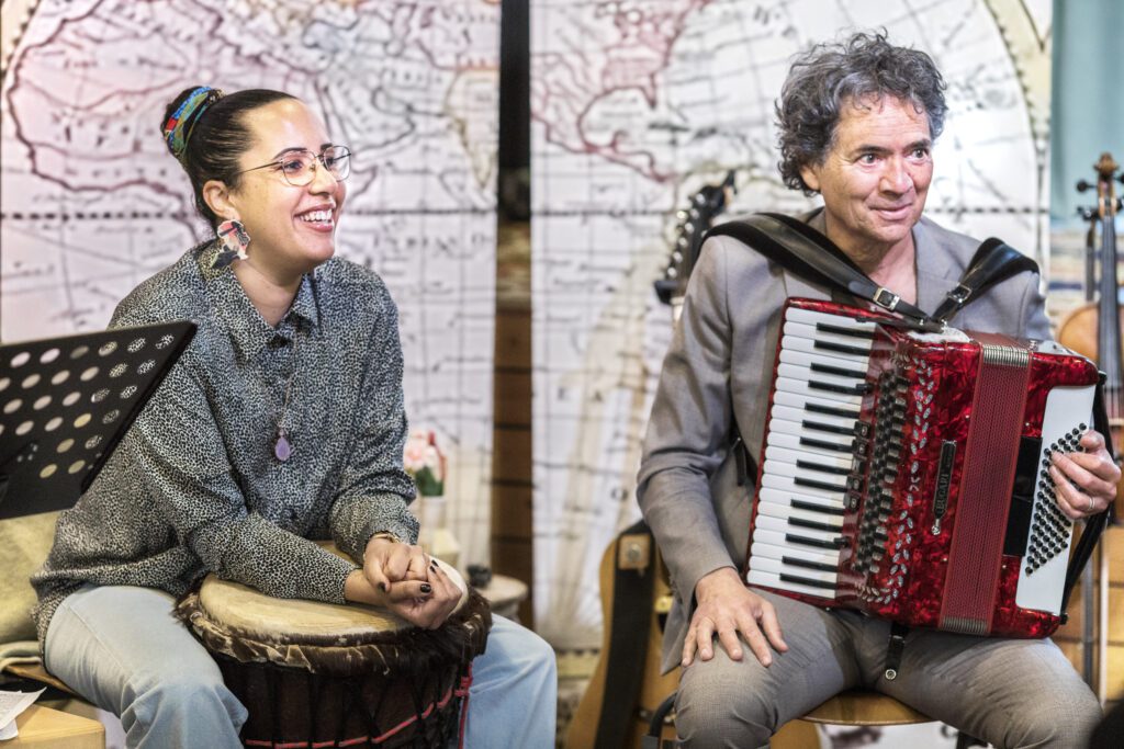 Hans Goedkoop onderzoekt zijn familiegeschiedenis bij Een blauwe ...