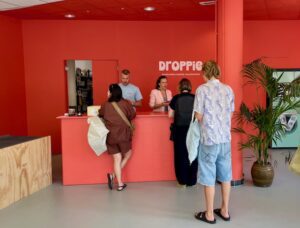 Droppie opent recyclepunt met beeldherkenning op Bos en Lommerplein ...