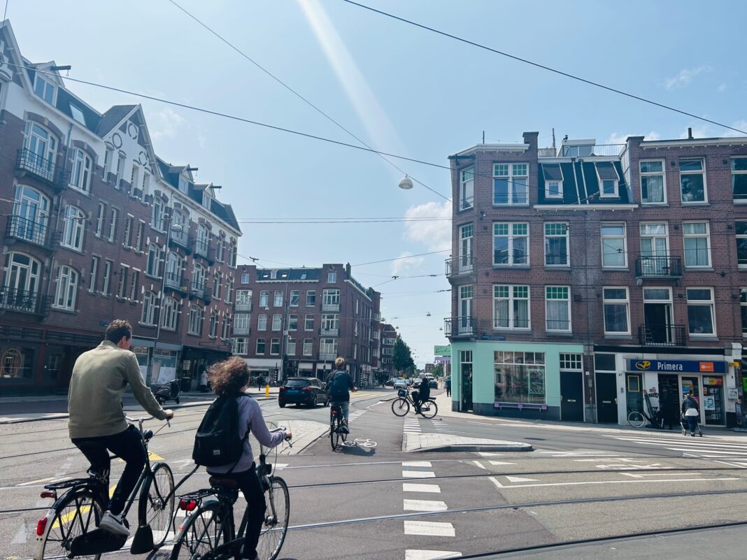 Herinrichting kruispunt Admiraal de Ruijterweg en Jan Evertsenstraat bijna klaar - Nieuws - De ...
